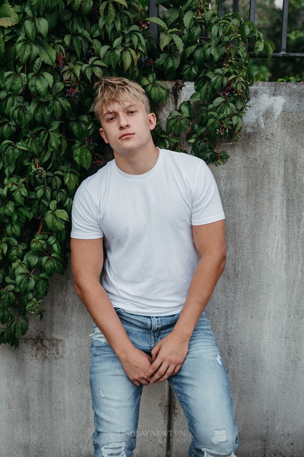 11 Easy Poses To Make Your Senior Photos Awesome ...