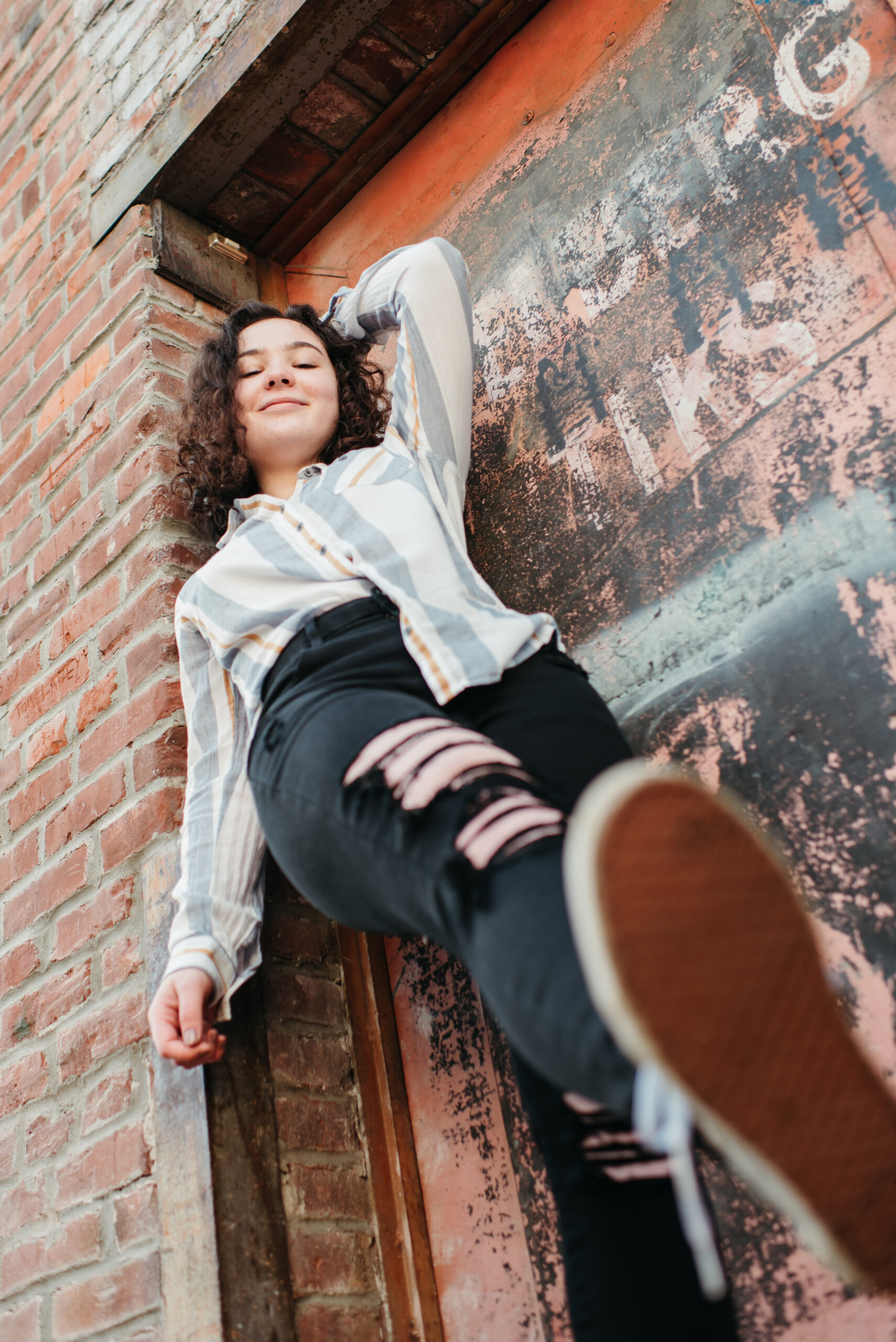 11 Easy Poses To Make Your Senior Photos Awesome ...