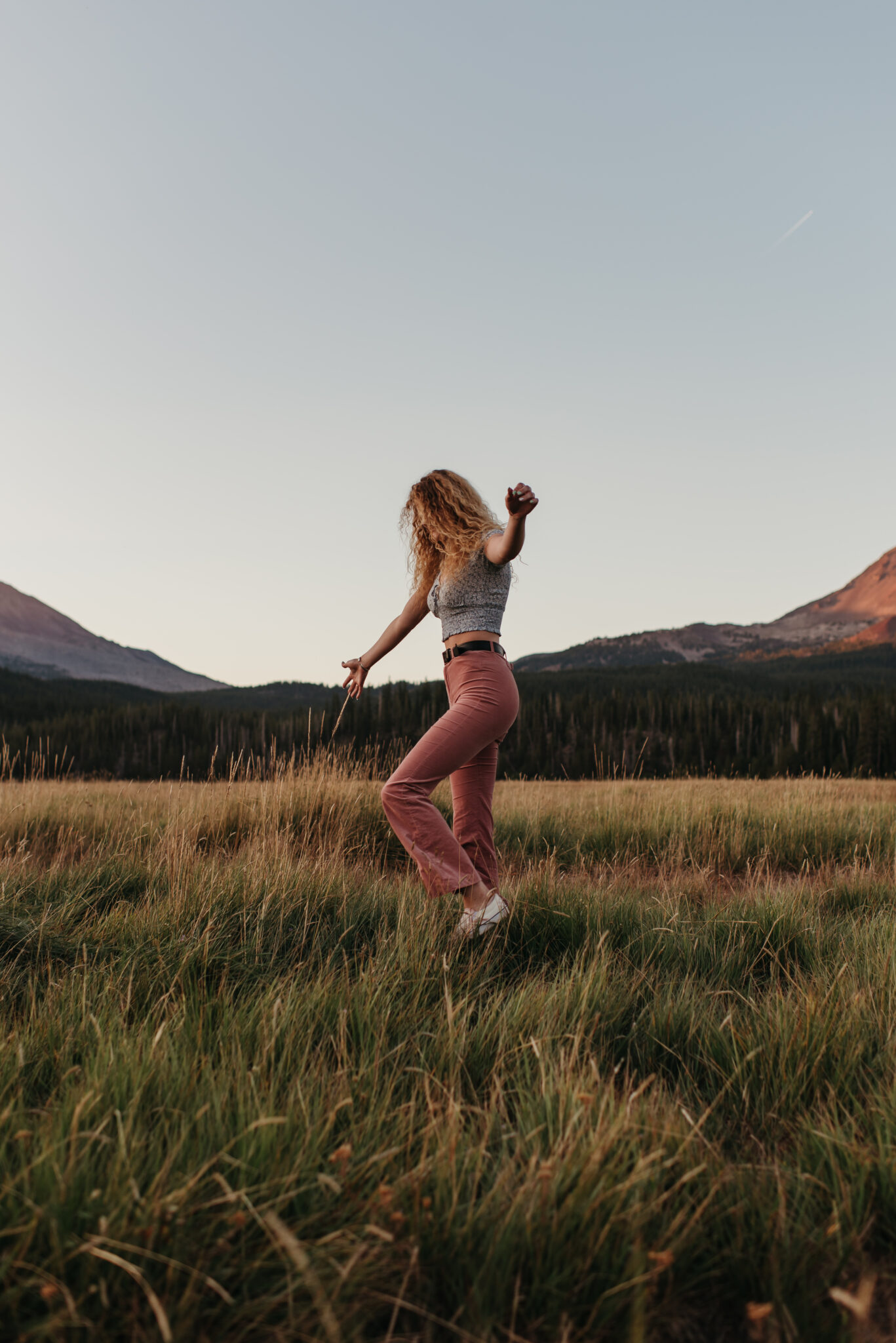 11 Easy Poses To Make Your Senior Photos Awesome ...