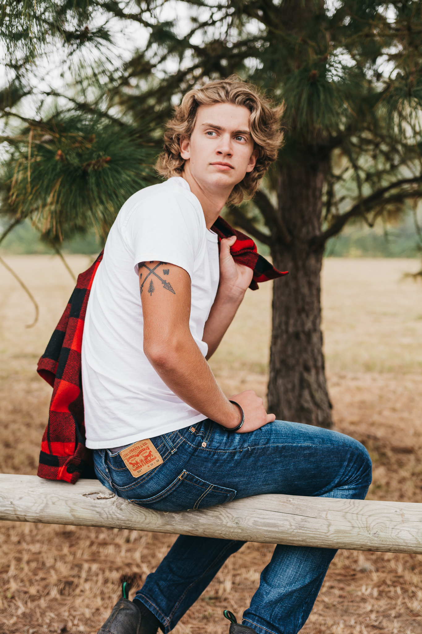 11 Easy Poses To Make Your Senior Photos Awesome ...