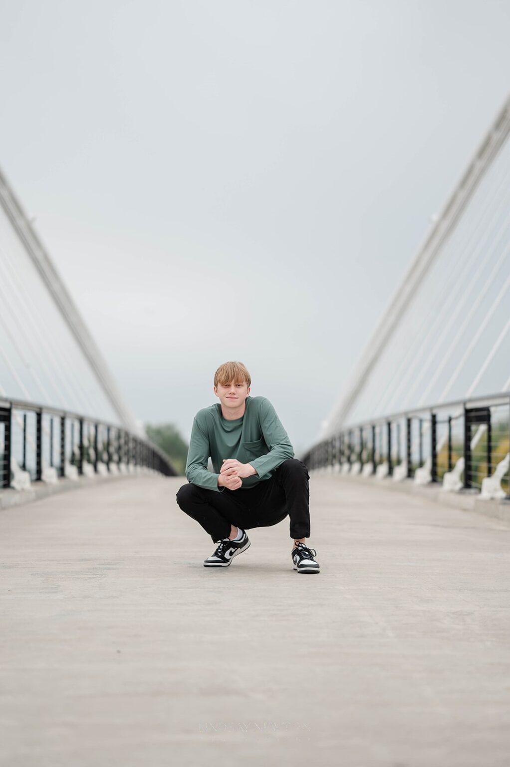 11 Easy Poses To Make Your Senior Photos Awesome ...